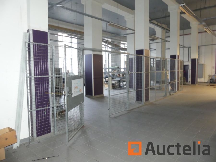 Galvanized wire mesh separating metal racks scrap metal, safes - Const ...