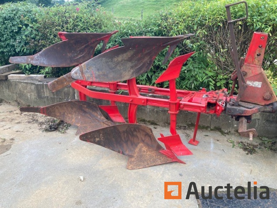 charrue deux socs MF remise en état - Outils de préparation du sol ...